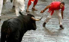 embestida o embestidura, mejor que embiste | FundéuRAEFundéuRAE