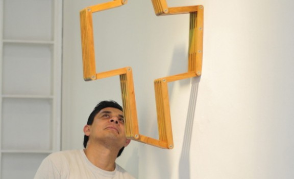 «estar atento a», no «estar atento de» | FundéuRAE