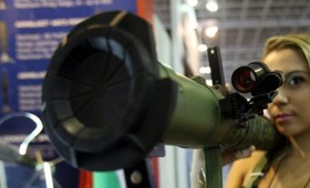 «bazuca», adaptación de «bazooka» | FundéuRAE