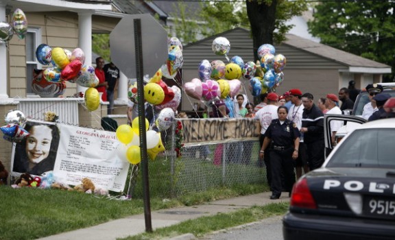 «raptar» es lo mismo que «secuestrar» | FundéuRAEFundéuRAE