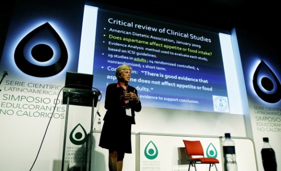 «simposio» mejor que «simpósium» | FundéuRAEFundéuRAE