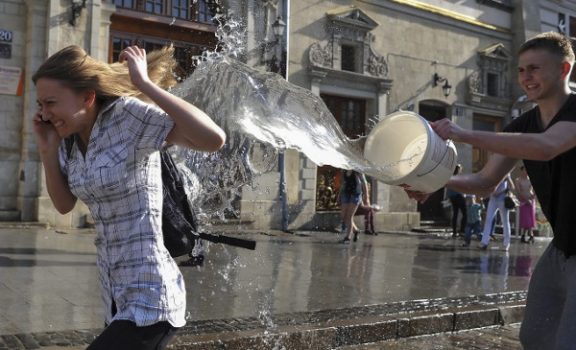 «verter», no «vertir» | FundéuRAE