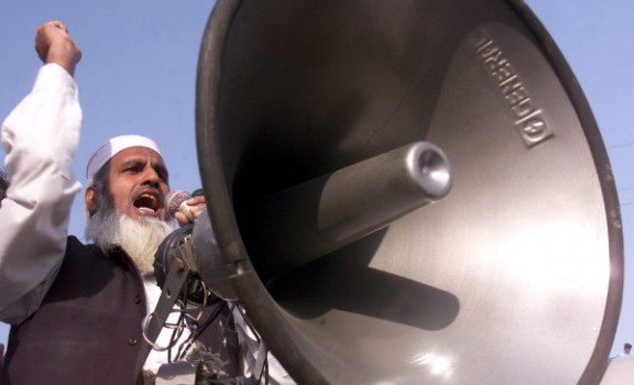 «diatriba» es «crítica», no «dilema» ni «disputa» | FundéuRAE