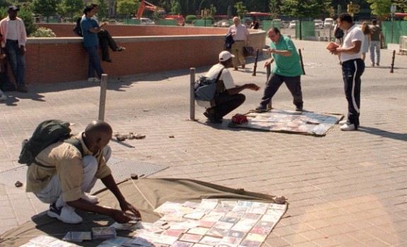 «top manta» es el negocio, «mantero» la persona | FundéuRAE