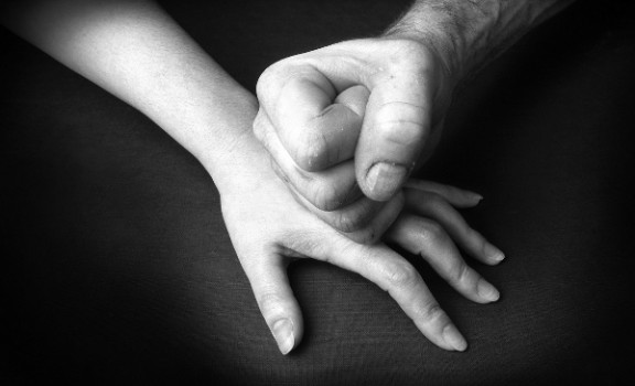 «le pega» un golpe, no «la pega» un golpe | FundéuRAEFundéuRAE