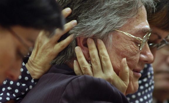 «pedir» u «ofrecer disculpas» es «disculparse» | FundéuRAE