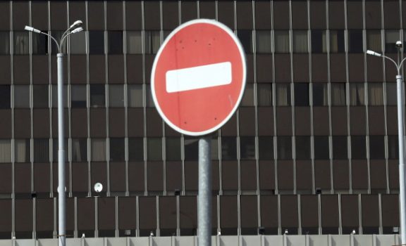 «prohíbe», con tilde en la i, no «prohibe» | FundéuRAEFundéuRAE