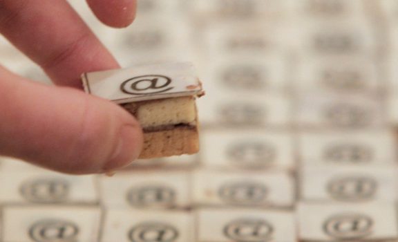 «arrobar», de @, neologismo válido | FundéuRAEFundéuRAE