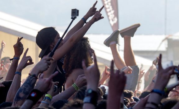 «con todo» y «a tope», mejor que «a full» | FundéuRAE