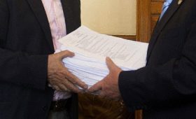 «endorsar» no es ‘apoyar’ o ‘respaldar’ | FundéuRAE