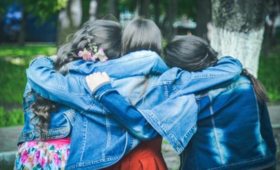 "tener a quién + infinitivo", con o sin tilde tilde en «quién» | FundéuRAE