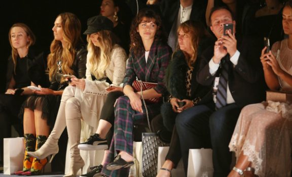 «primera fila», mejor que «front row» | FundéuRAEFundéuRAE