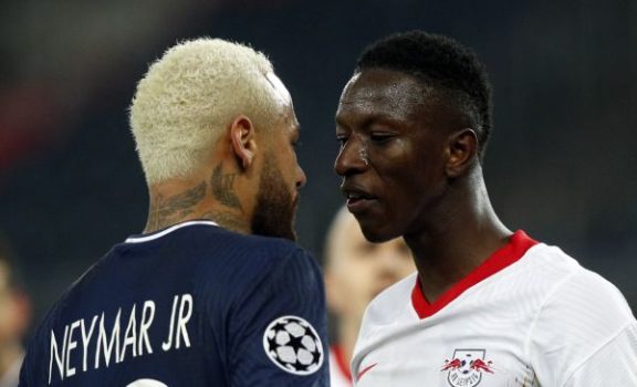 «encararse con», mejor que «encararse a» | FundéuRAEFundéuRAE