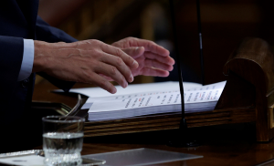 «afirmar que», no «afirmar de que» | FundéuRAE