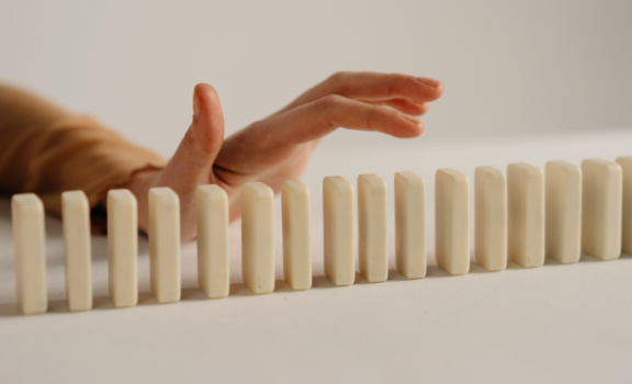 «se debe a», no «se debe por» | FundéuRAEFundéuRAE