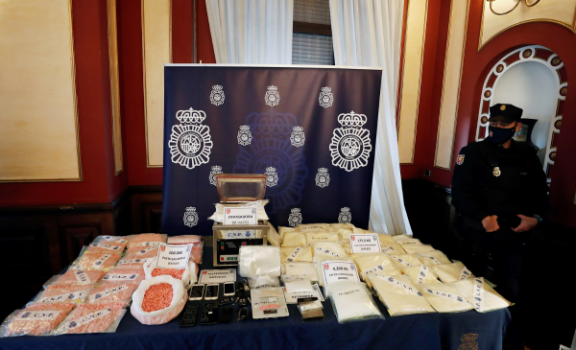 «incautarse de algo» o «incautar algo», no «incautarse algo» | FundéuRAE