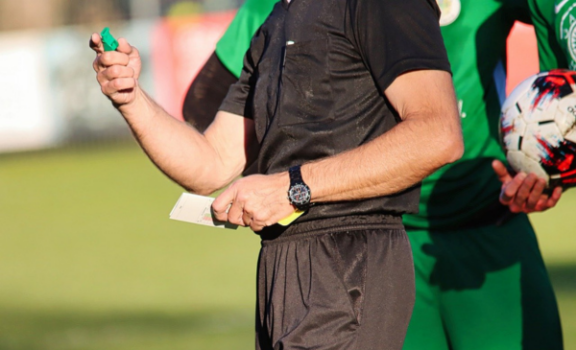 «no pitar un penalti», no «dejar de pitar un penalti» | FundéuRAE